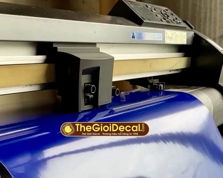 Cắt decal khổ lớn lấy ngay tại Tp.HCM giá rẻ - Thế Giới Decal